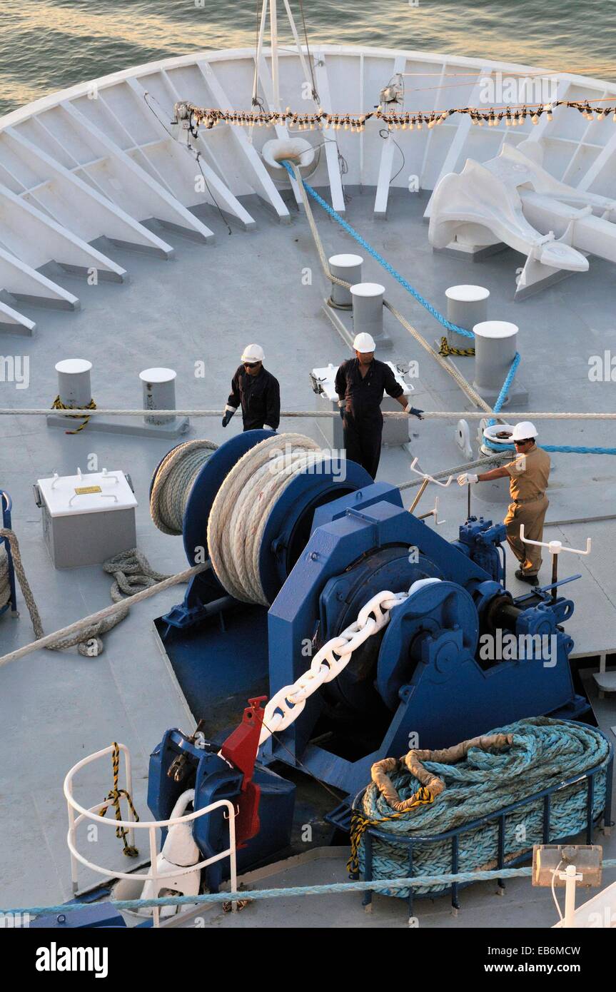 Sailors working hi-res stock photography and images - Alamy