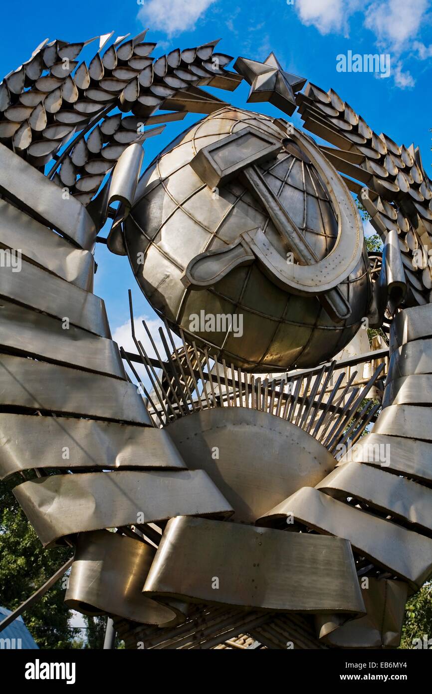Communist statue, Gorky Park, Moscow, Russia Stock Photo - Alamy