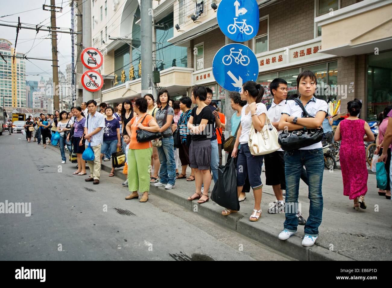 Shanghai bus stop hi-res stock photography and images - Alamy
