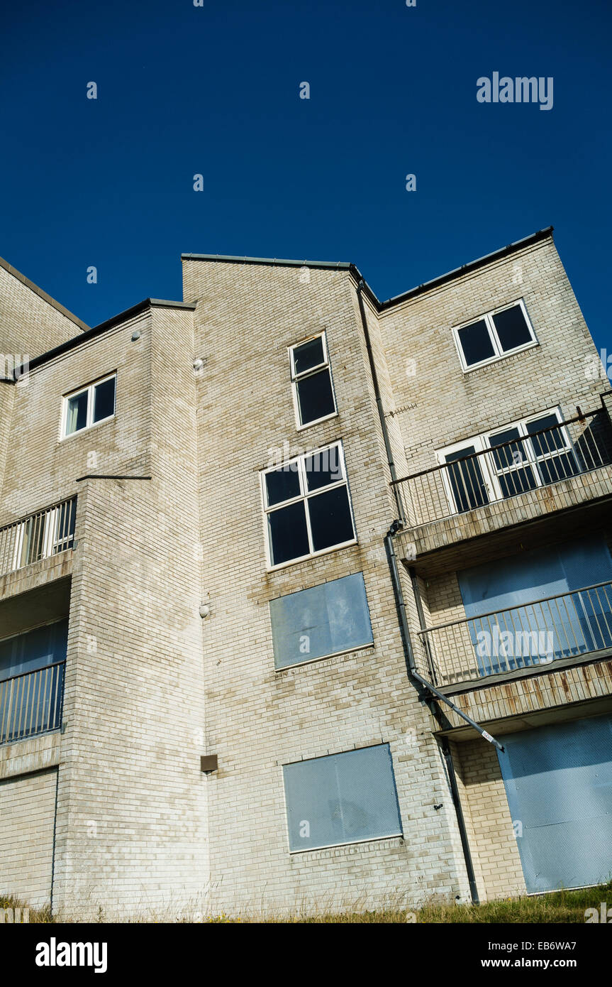1970s apartment buildings hi-res stock photography and images - Alamy