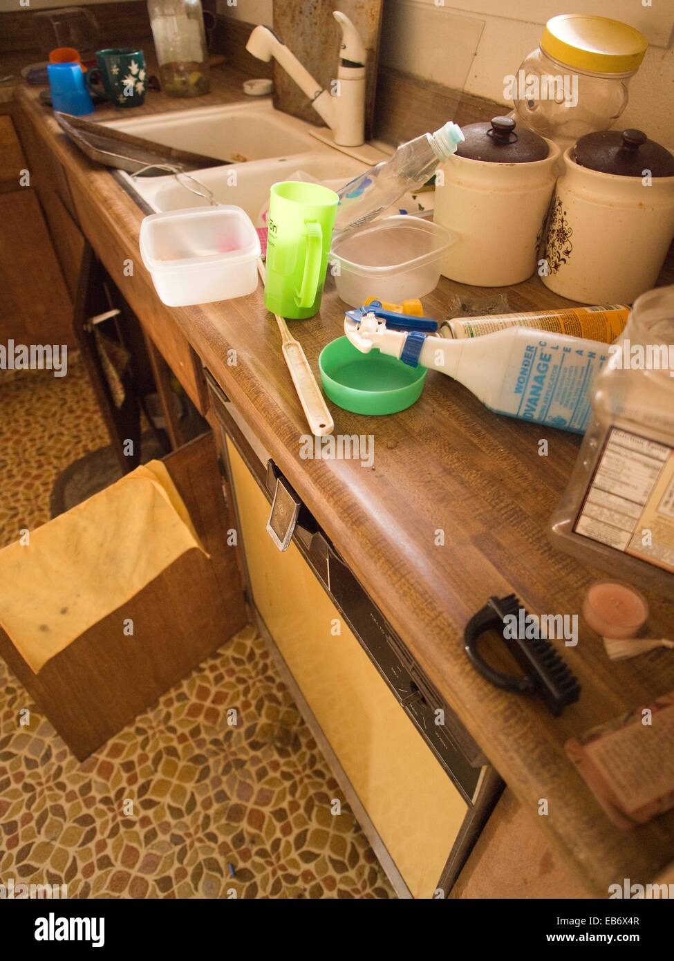 Messy kitchen usa hi-res stock photography and images - Alamy