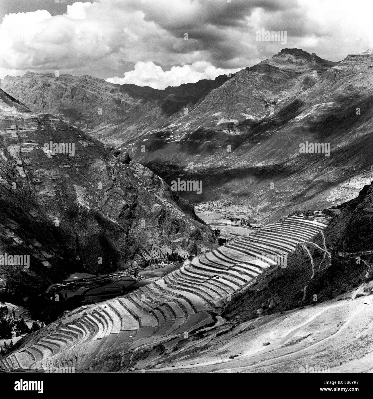 Pisac peru terraces Black and White Stock Photos & Images - Alamy