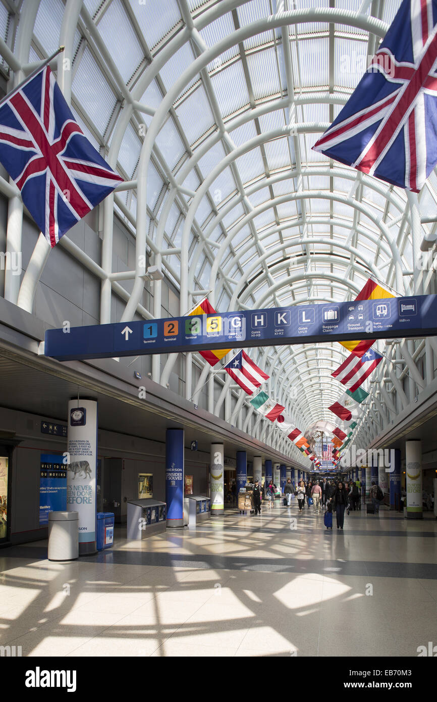 Inside chicago ohare international airport hi-res stock photography and ...