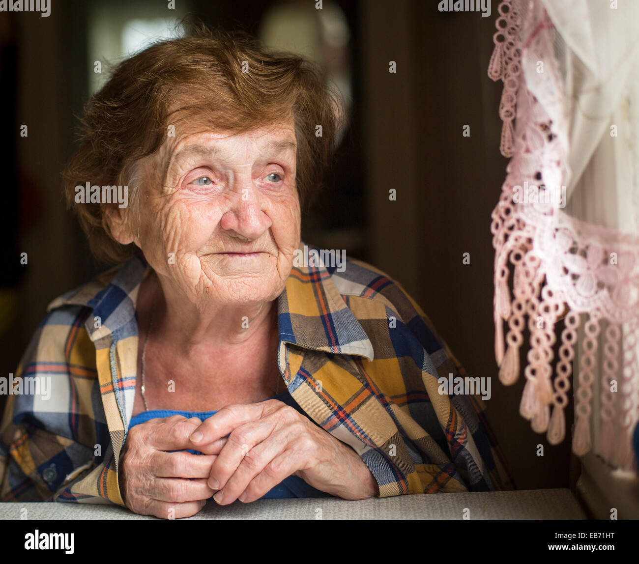 Lady looking out of window smiling hi-res stock photography and images ...