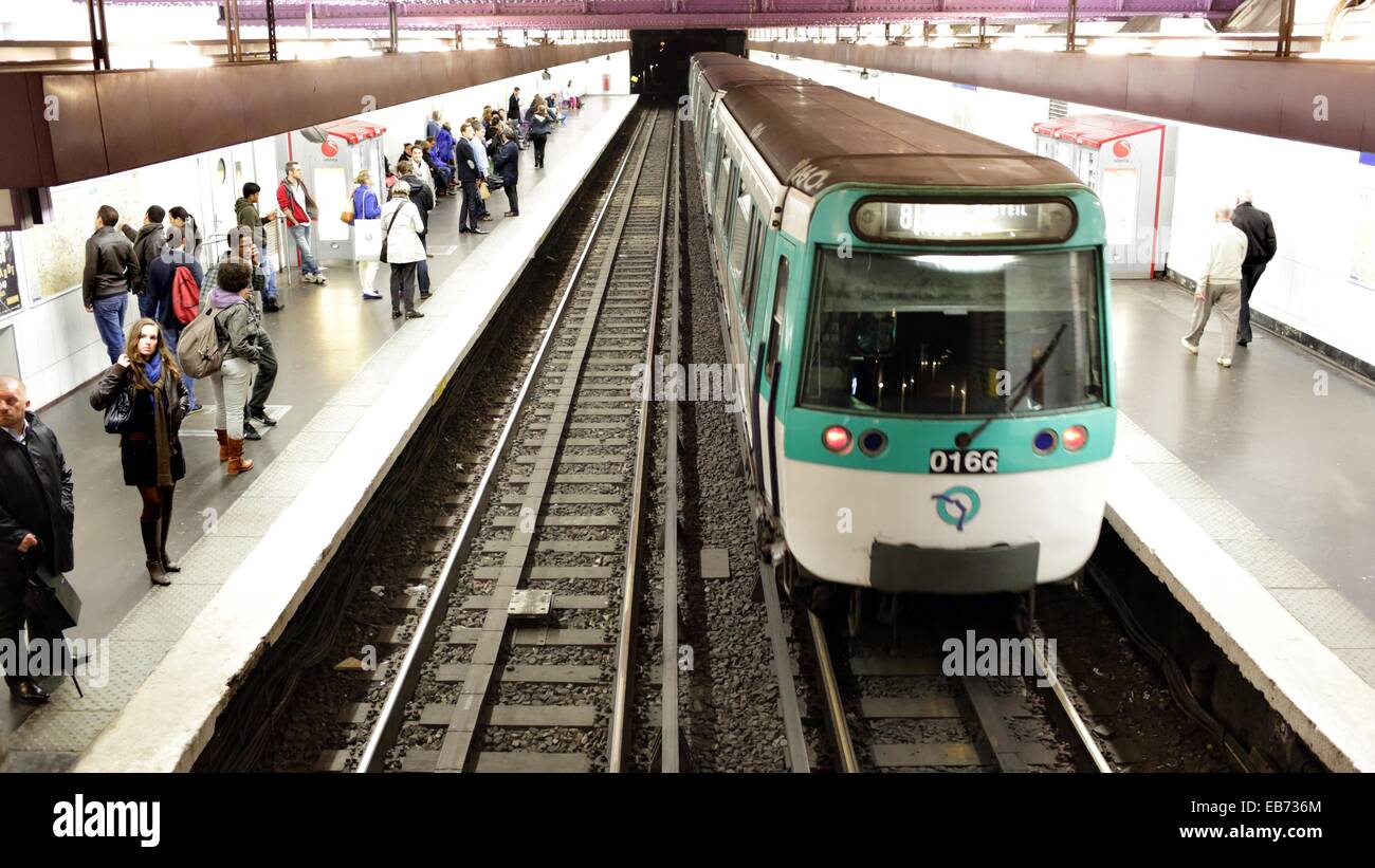 Crowded metro paris hi-res stock photography and images - Alamy