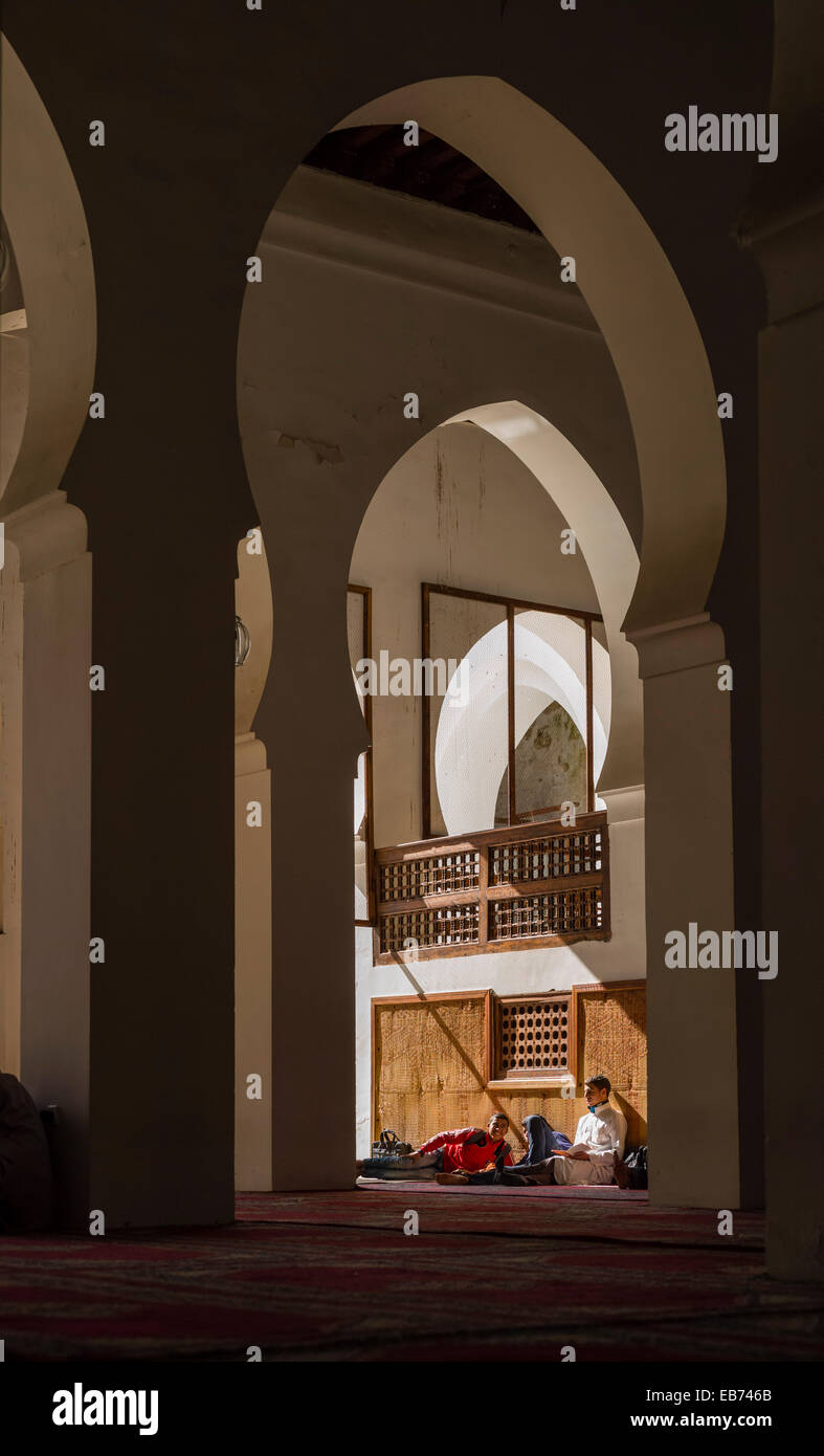 MOSQUE STREET SCENE FES FEZ MOROCCO AFRICA Stock Photo - Alamy