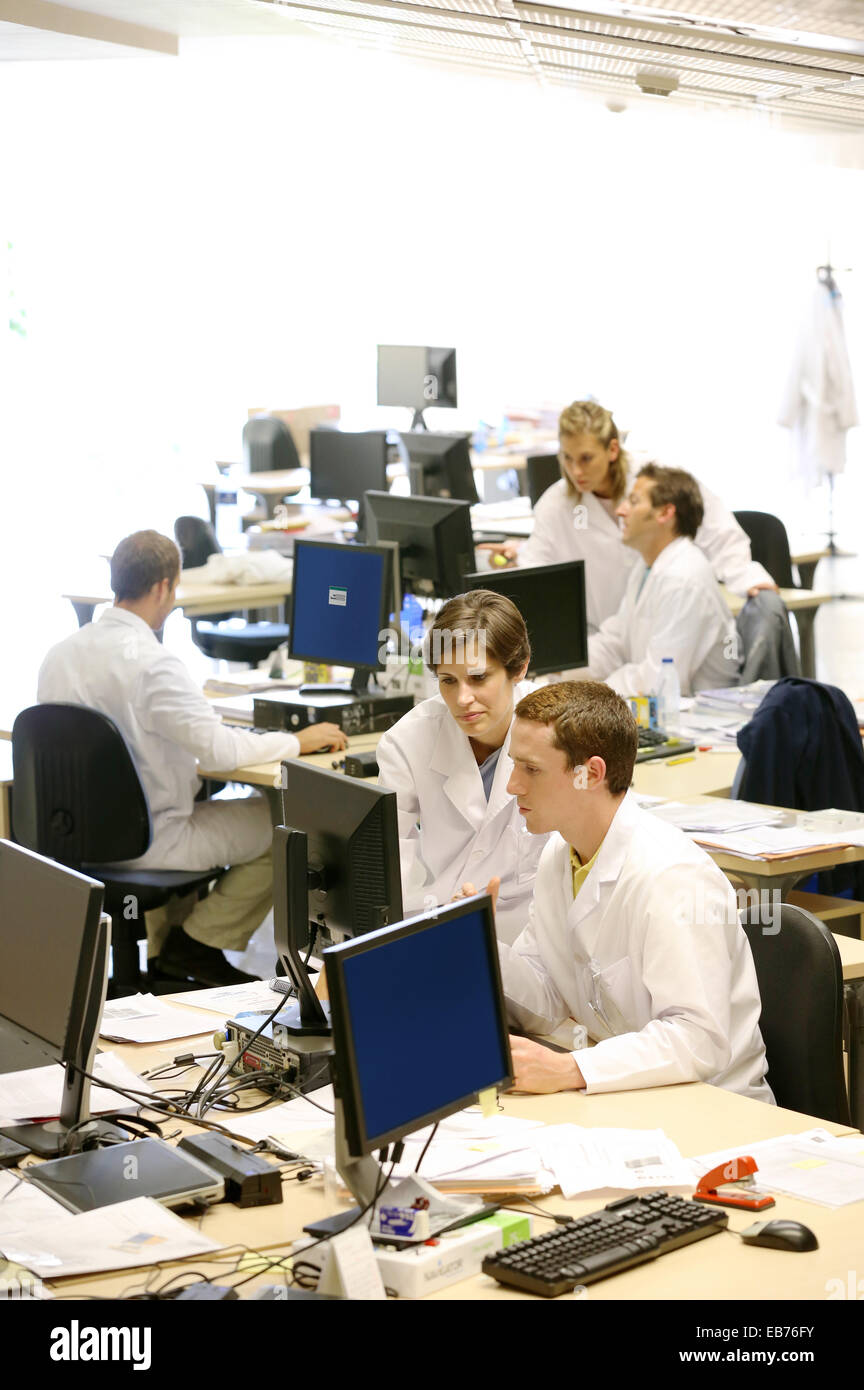 Two female researchers computer lab hi-res stock photography and images ...