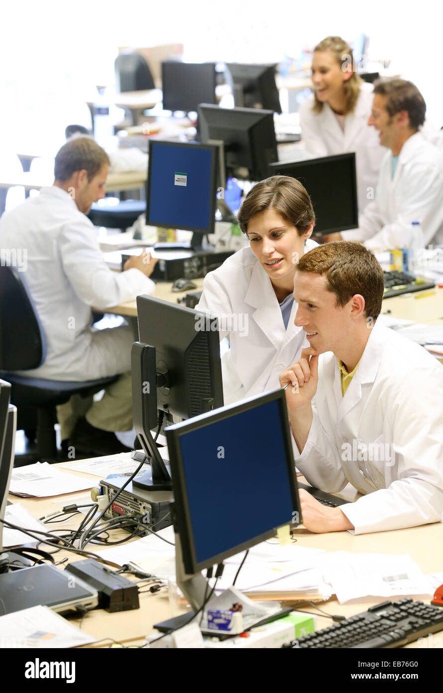 Two female researchers computer lab hi-res stock photography and images ...