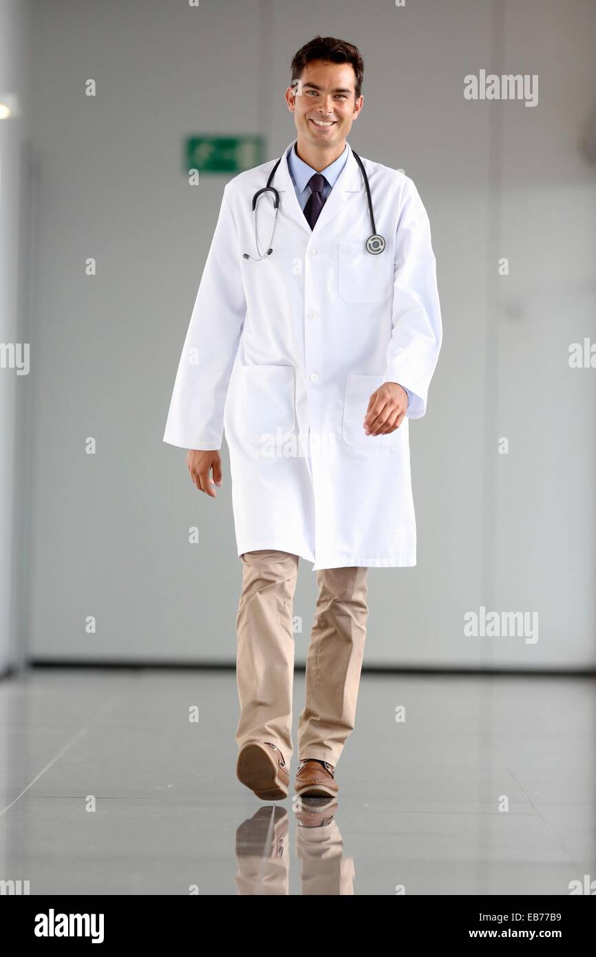 Doctor walking hi-res stock photography and images - Alamy