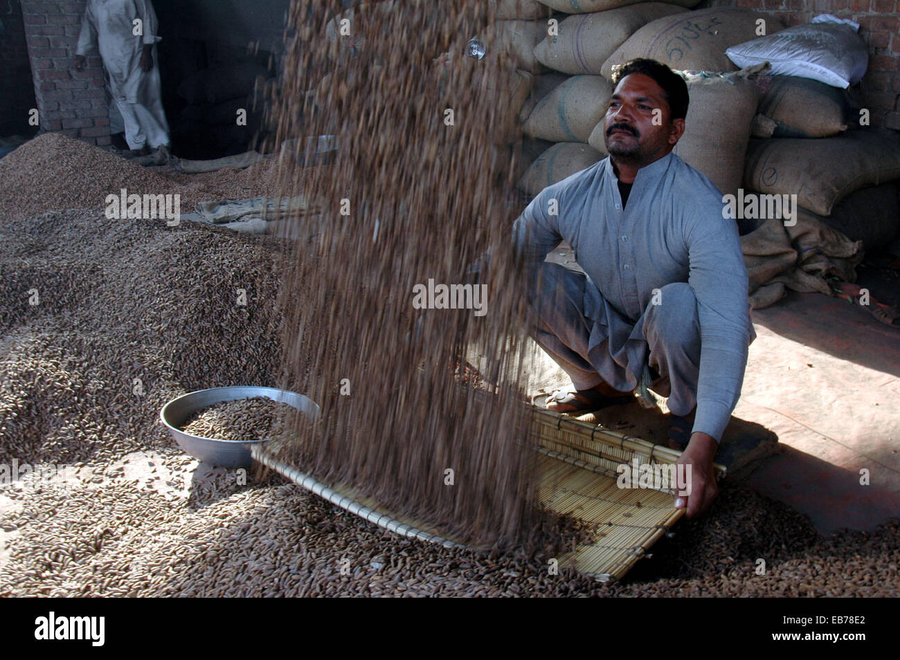 (141127) -- LAHORE, Nov. 27, 2014 (Xinhua) -- A laborer works at a dry ...