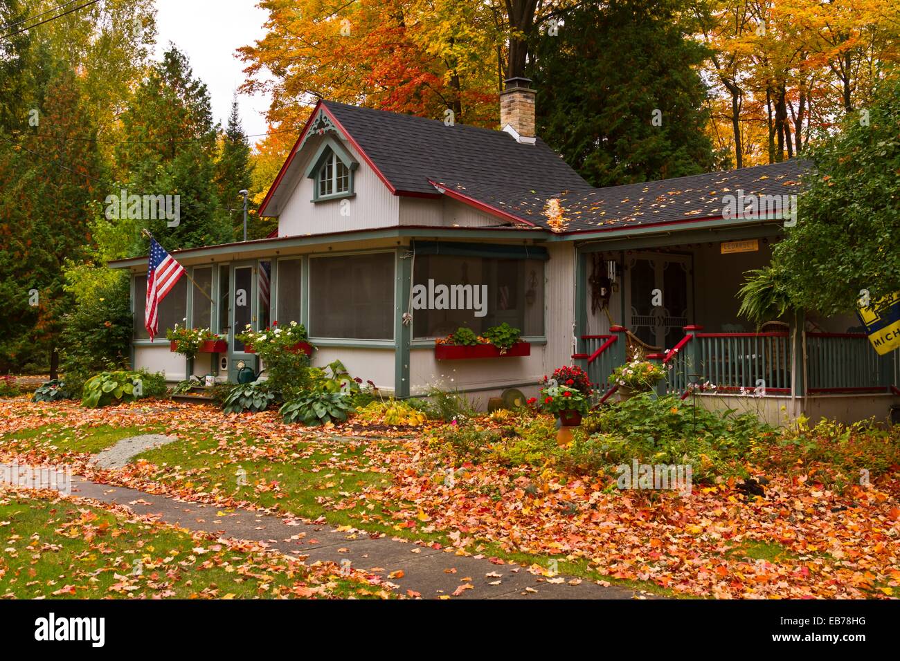 Colonial home fall foliage color hi-res stock photography and images ...