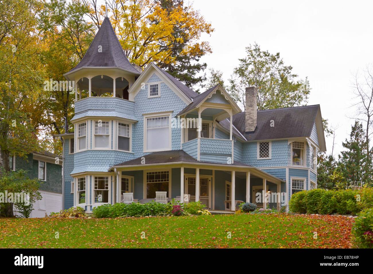 Colonial home fall foliage color hi-res stock photography and images ...