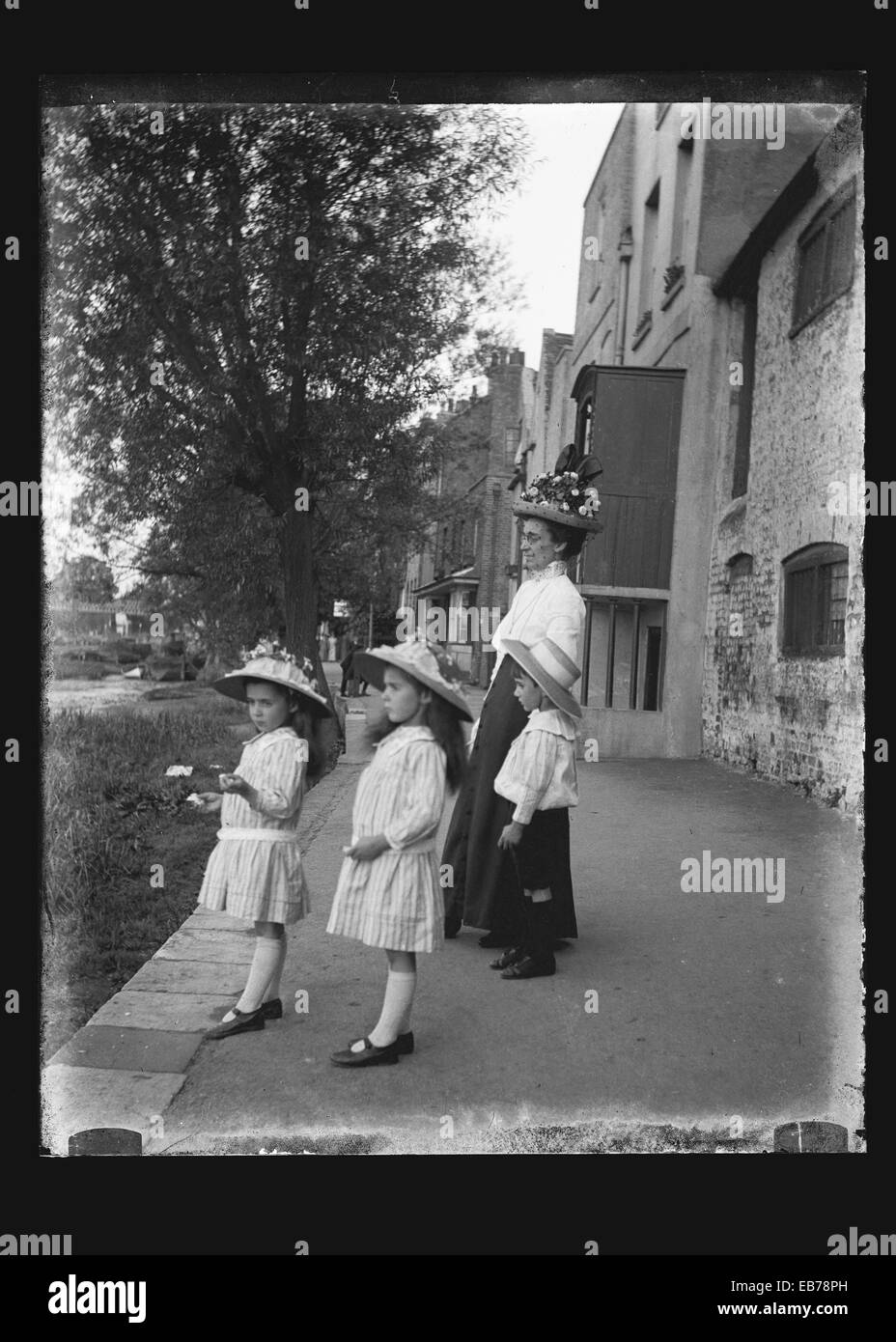 Edwardian woman rear view hi-res stock photography and images - Alamy
