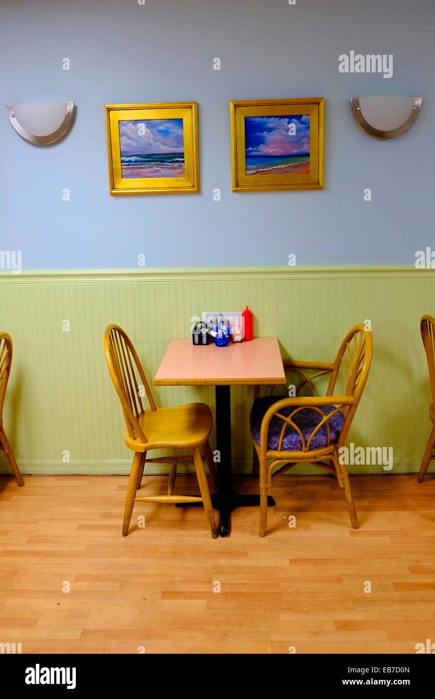 Empty tables hi-res stock photography and images - Alamy