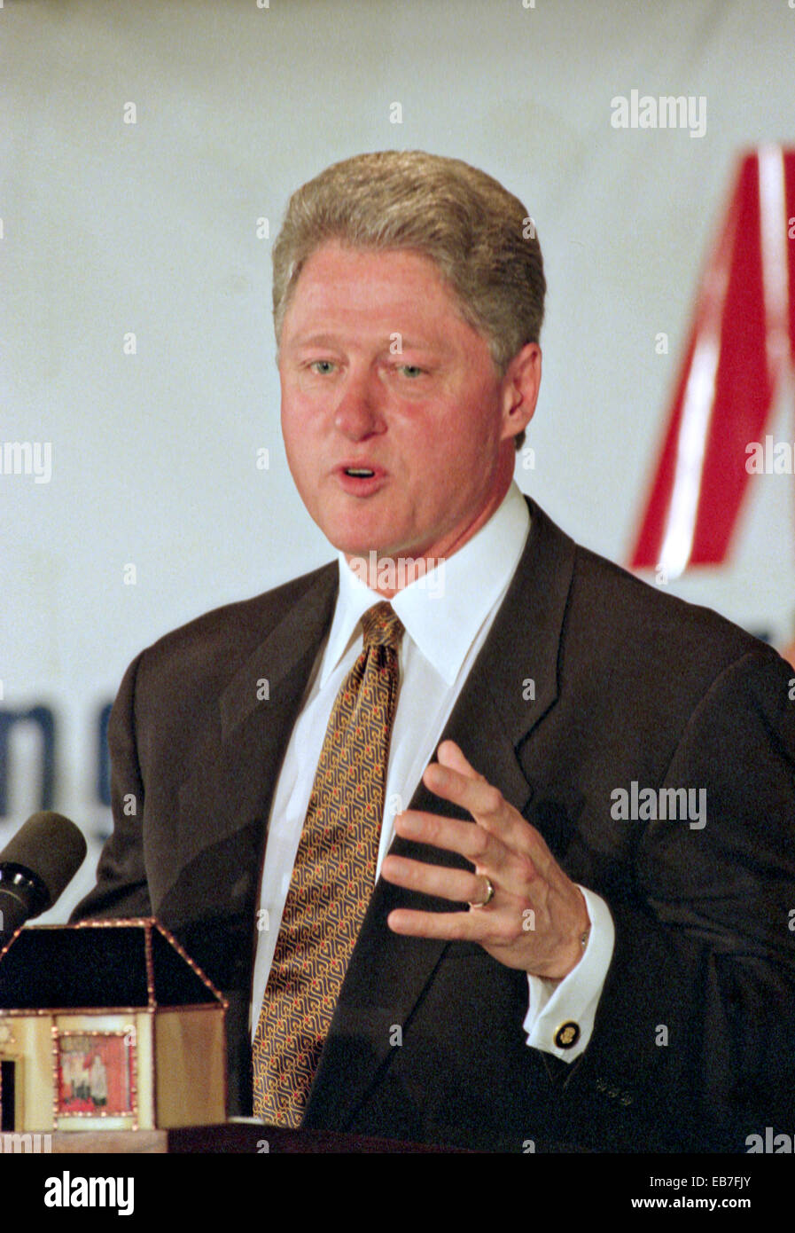 US President Bill Clinton addresses the National Jewish Democratic ...