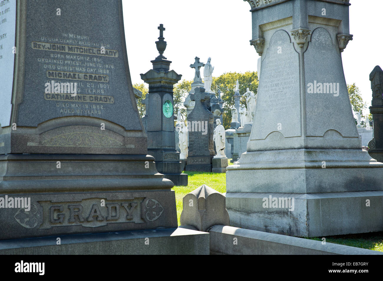 Calvary cemetery and mausoleum hi-res stock photography and images - Alamy