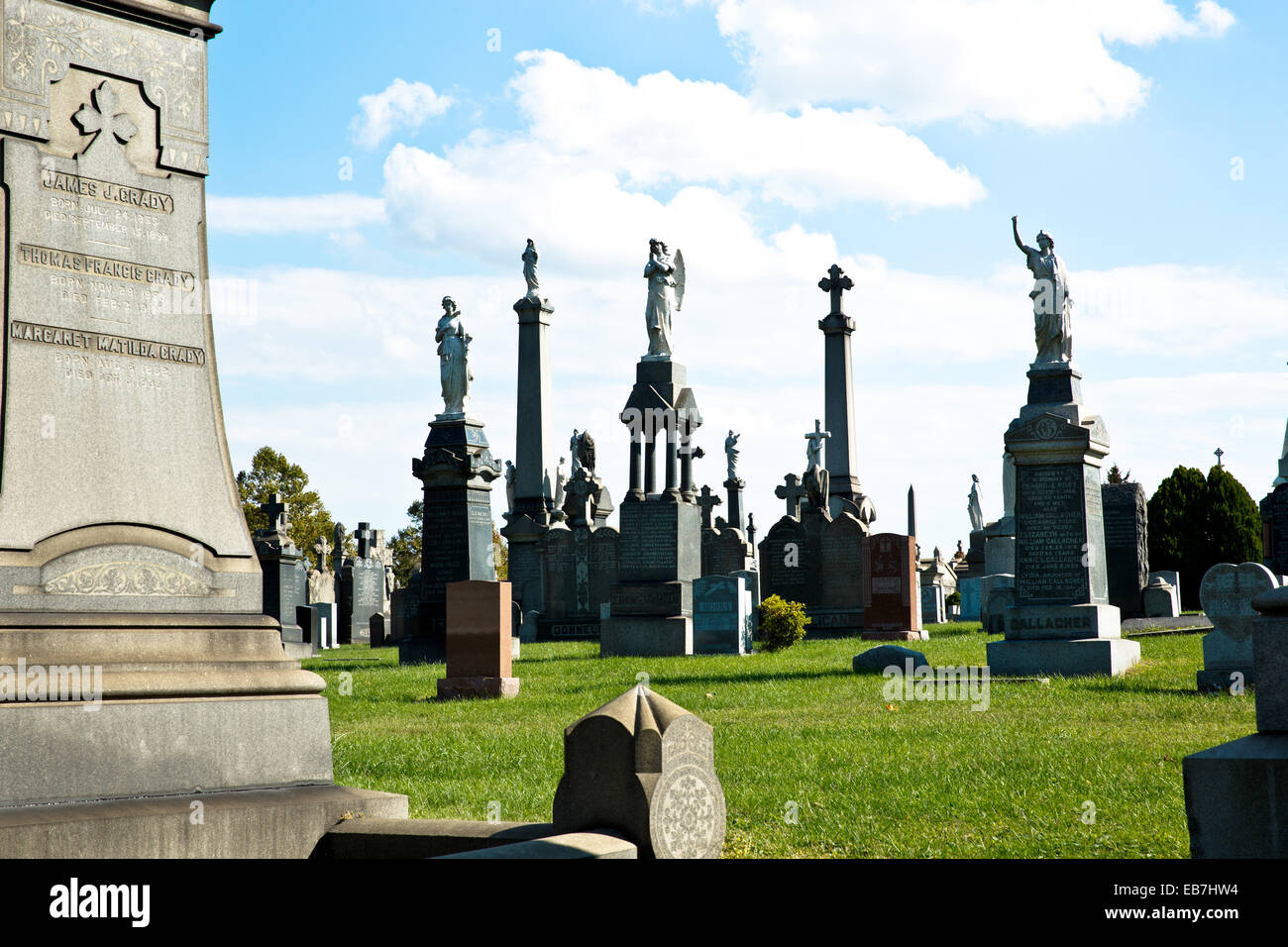 New calvary cemetery hi-res stock photography and images - Alamy