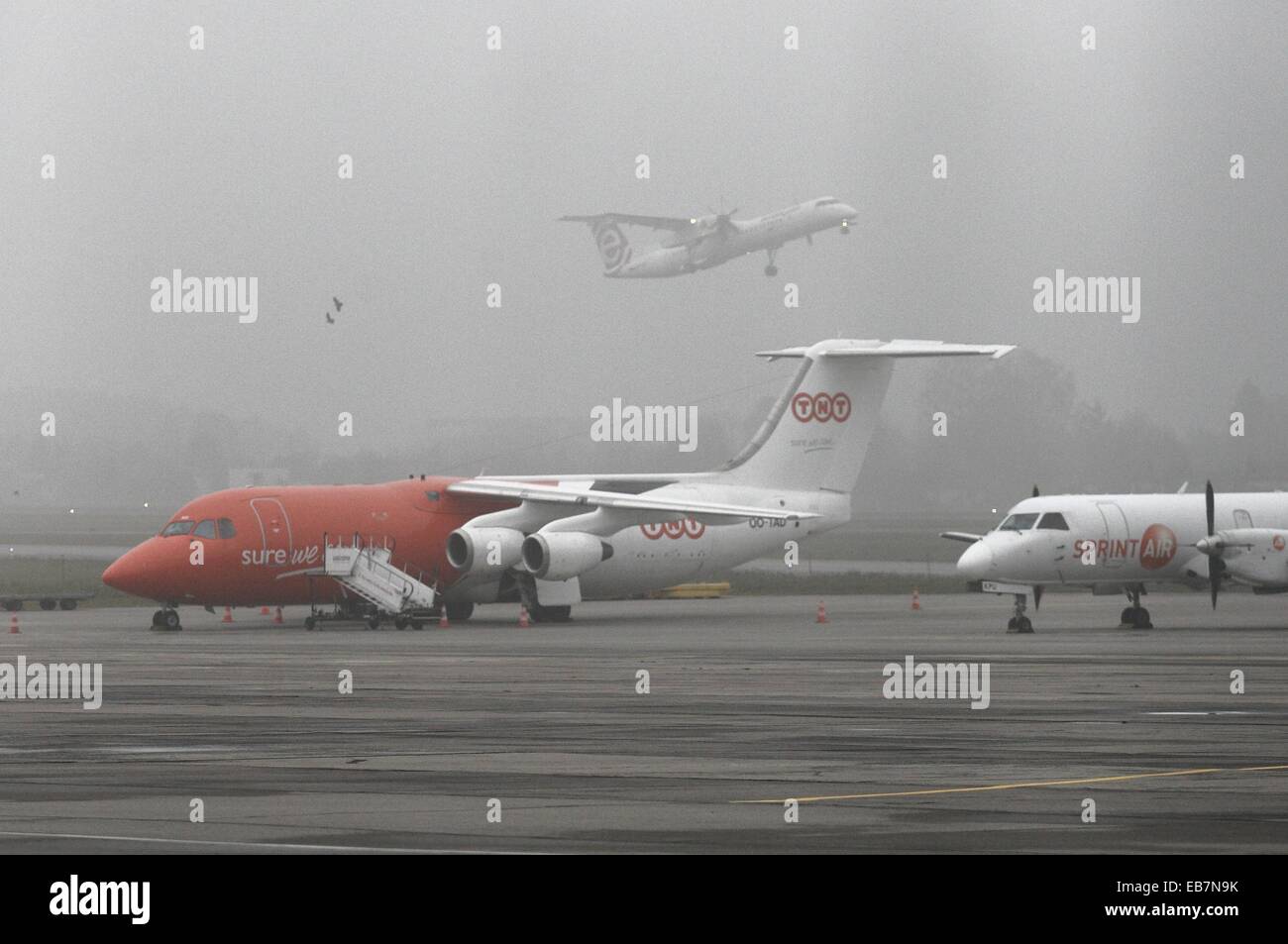 Gdansk, Poland. 27th November, 2014. Heavy fog paralyzes Gdansk Lech ...