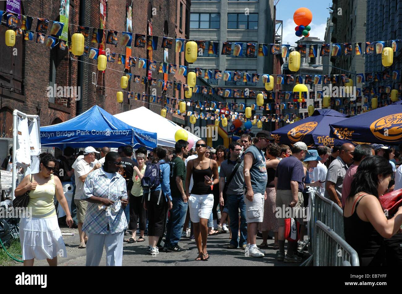 Street festival in dumbo hi-res stock photography and images - Alamy