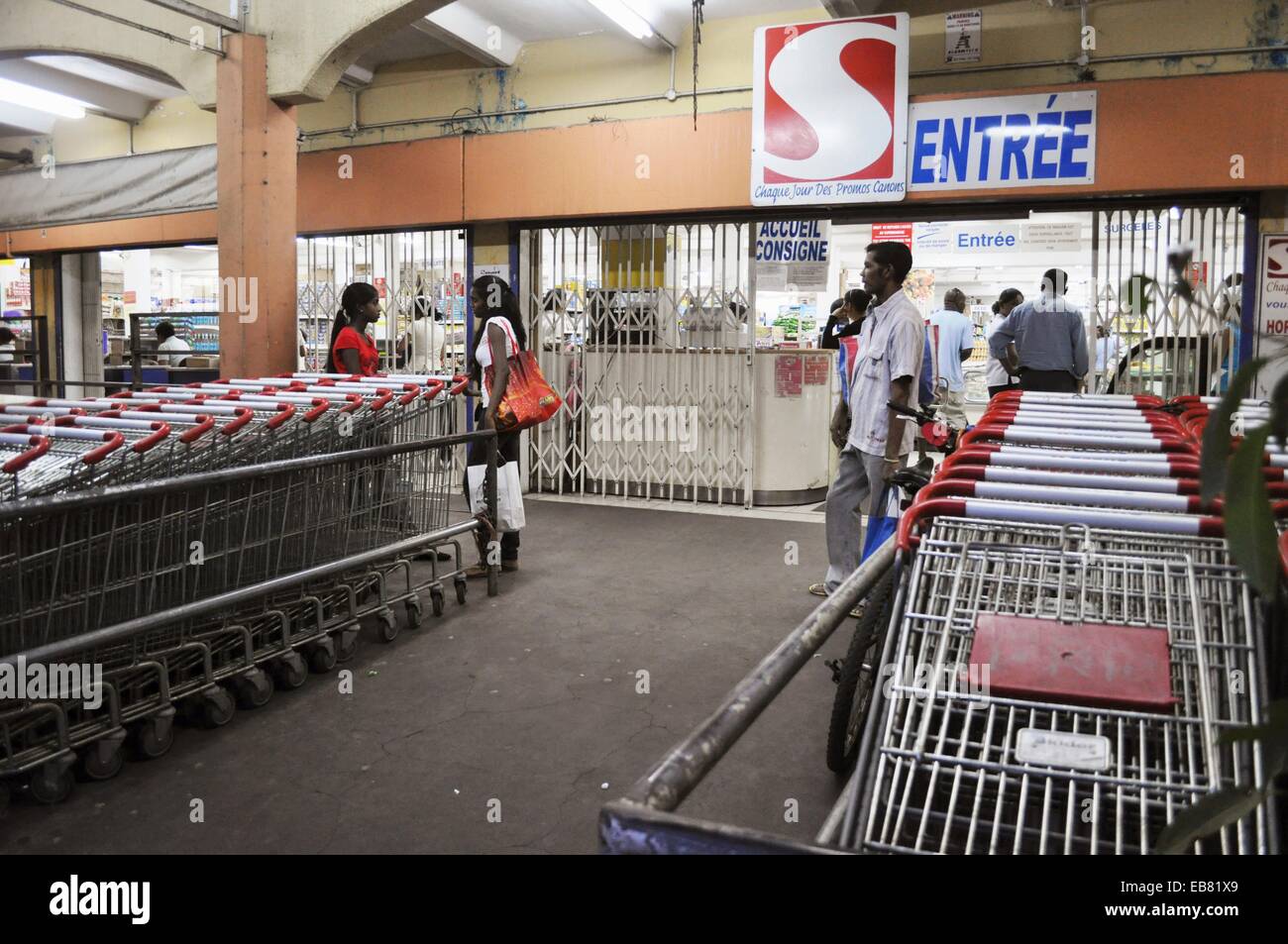 Africa supermarket trolley hi-res stock photography and images - Alamy