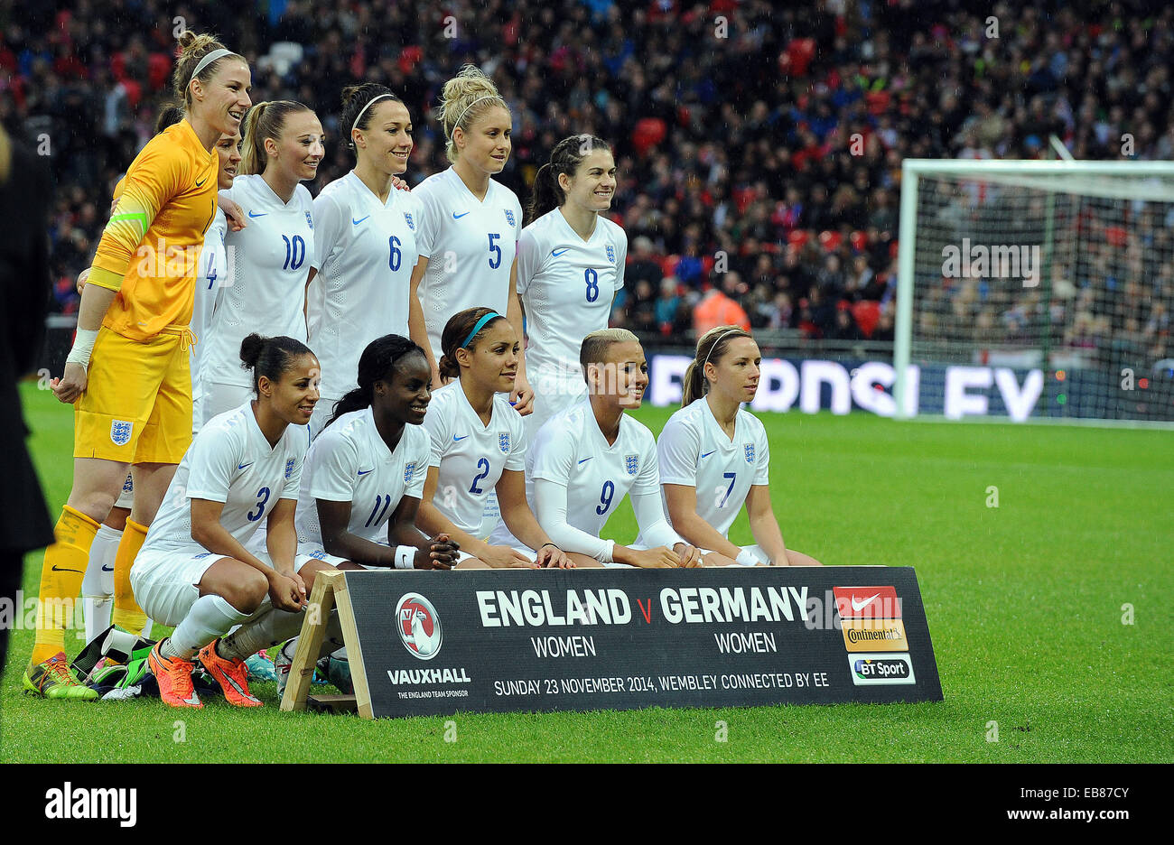 Back row at wembley stadium hi-res stock photography and images - Alamy
