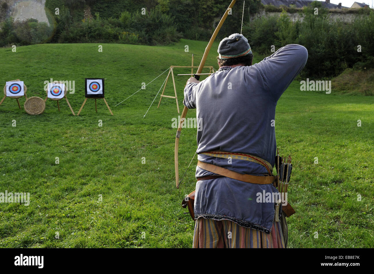 Medieval bowman hi-res stock photography and images - Alamy