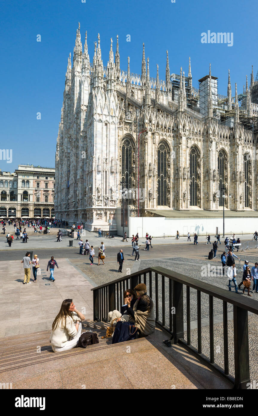 Italy, Milan, people in Piazza del Duomo Stock Photo - Alamy