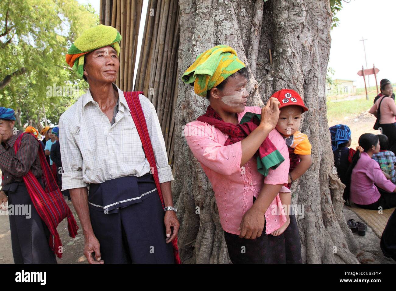 Pa-O Family at Local Market, Inle Lake, Shan State, Myanmar Stock Photo ...
