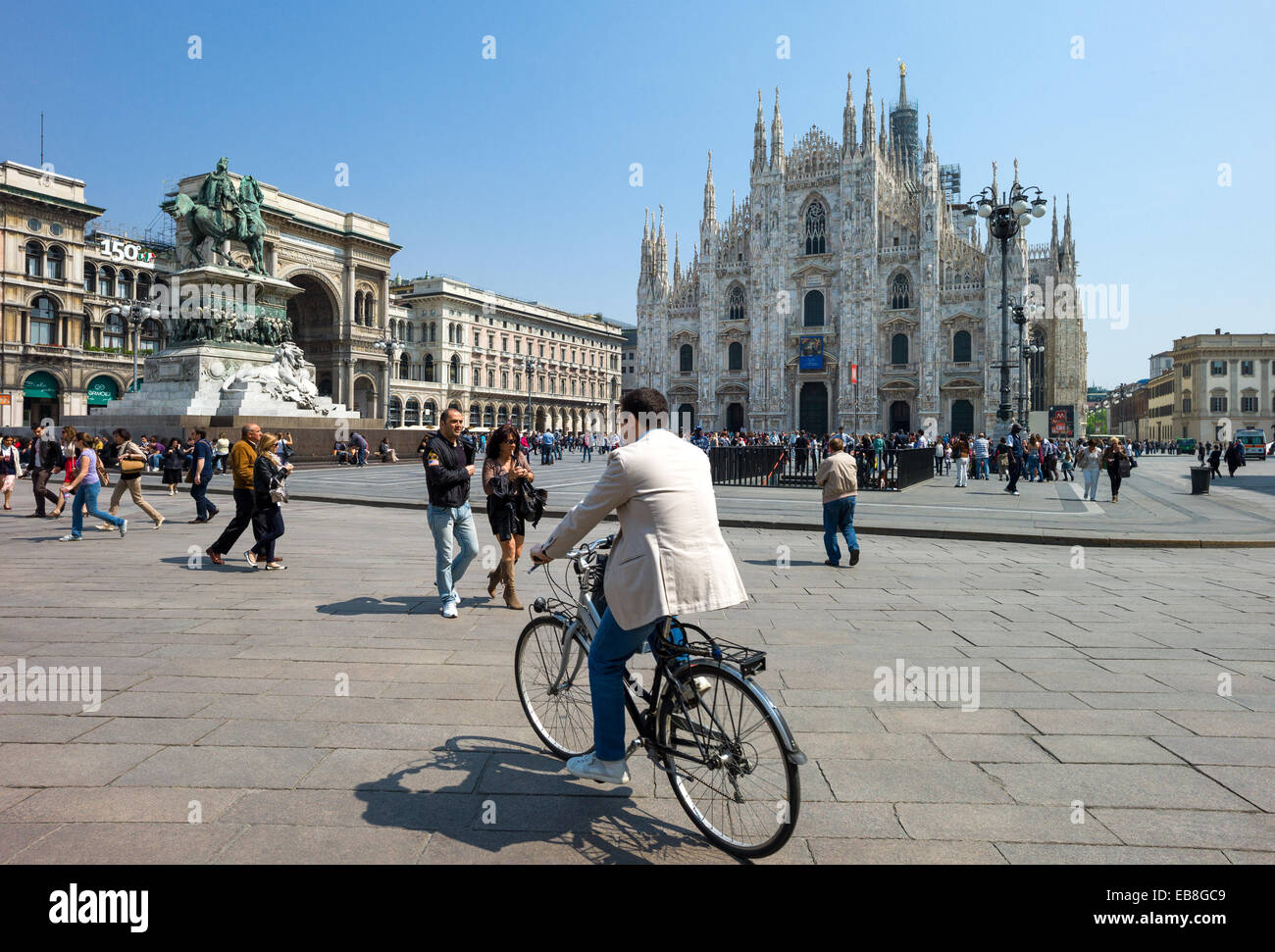 Italy, Milan, people in Piazza del Duomo Stock Photo - Alamy