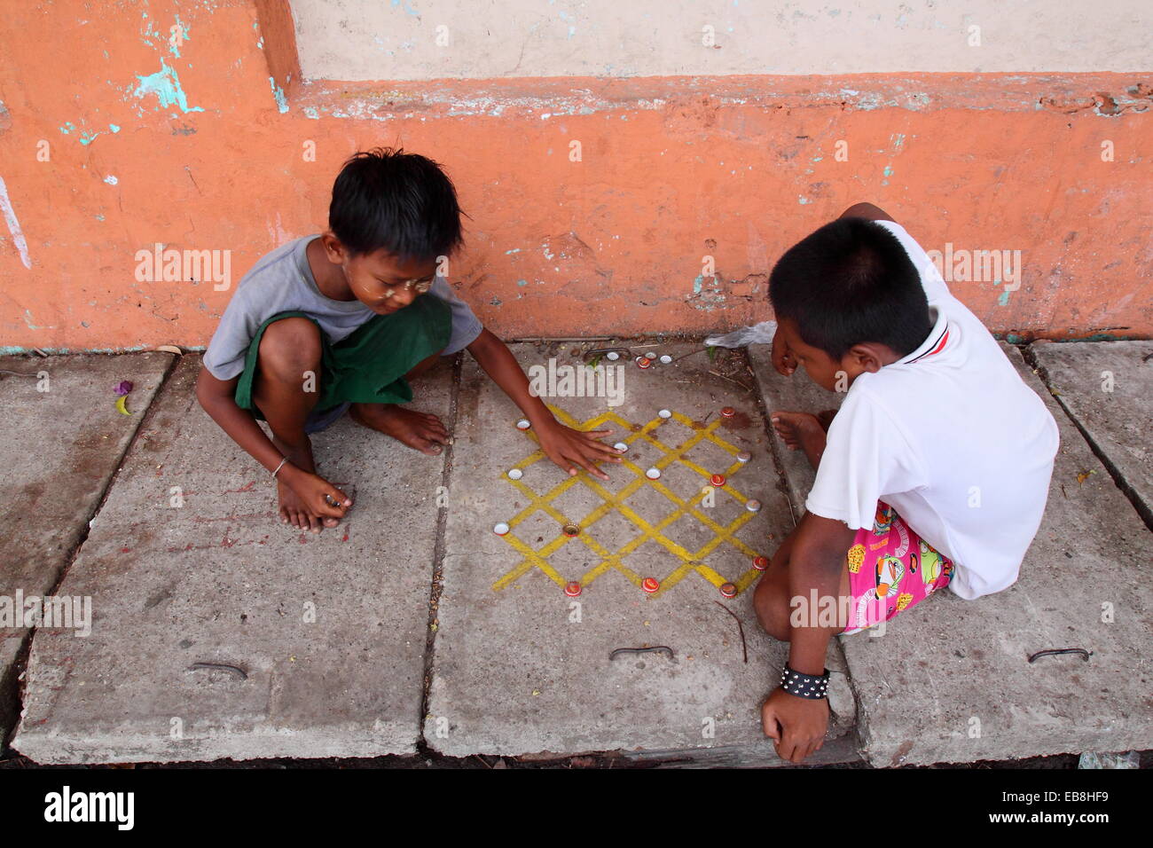 Burmese children working hi-res stock photography and images - Alamy