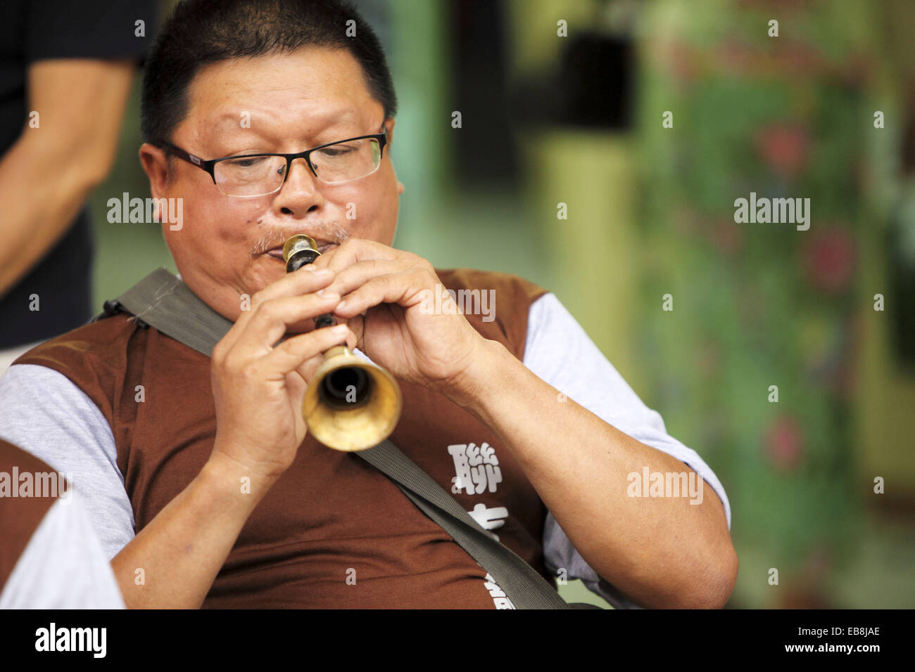 A man playing chinese musical instrument, borneo Stock Photo - Alamy