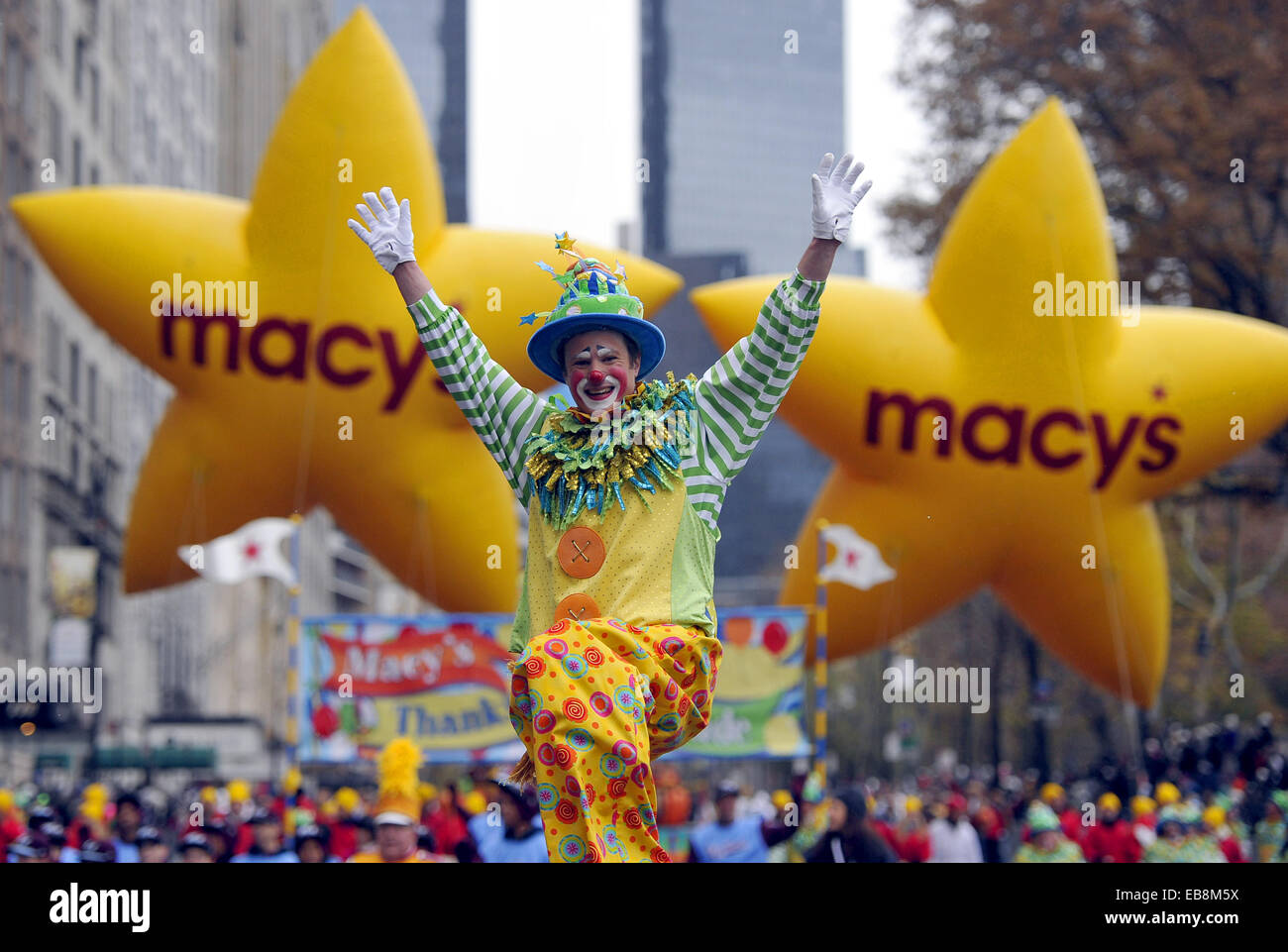 New York, USA. 27th Nov, 2014. A man dressed in costume waves to ...