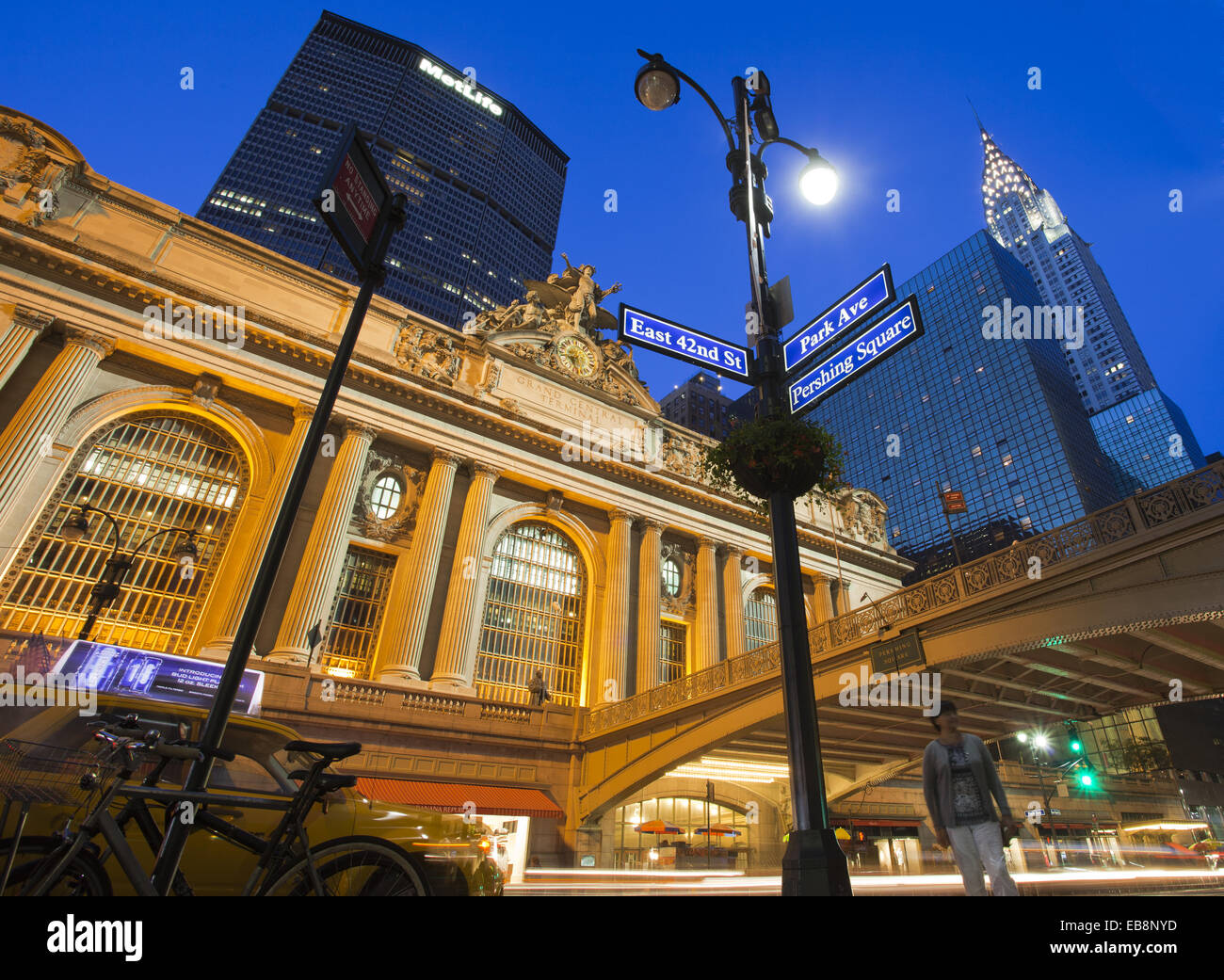 Metlife sign hi-res stock photography and images - Alamy