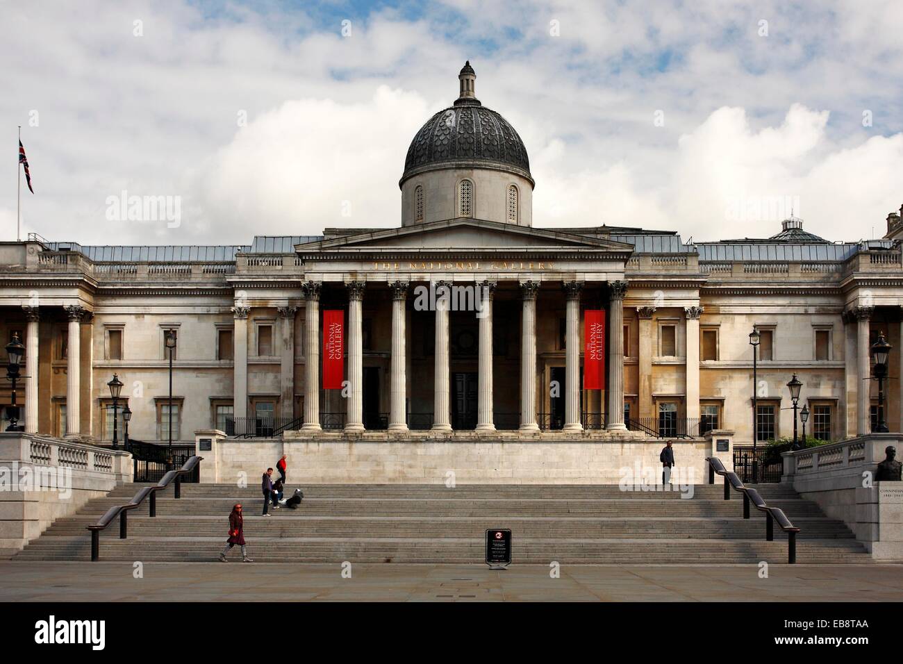 The national gallery in trafalgar square hi-res stock photography and ...