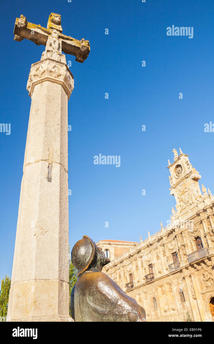 Statue of the pilgrim in the city of leon hi-res stock photography and ...
