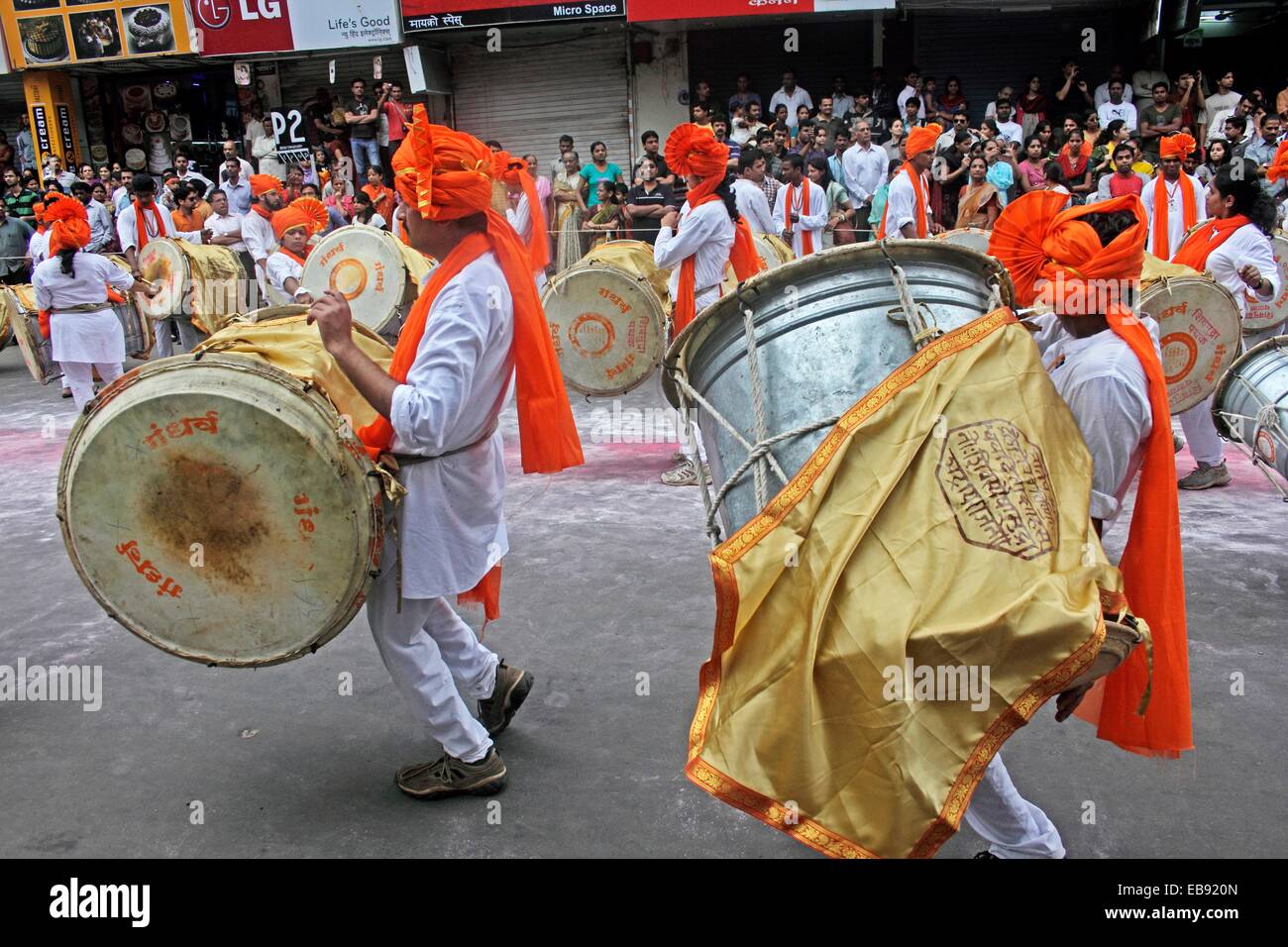 Dhol tasha hi-res stock photography and images - Alamy