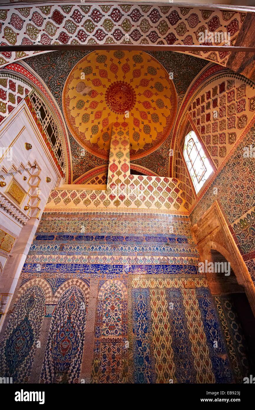 Arabesque tiles hi-res stock photography and images - Alamy