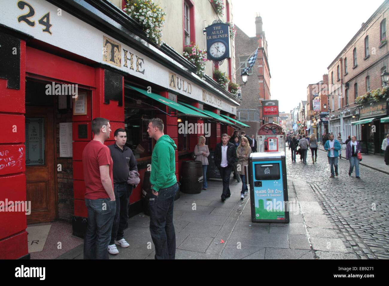 Dublin daily life hi-res stock photography and images - Alamy