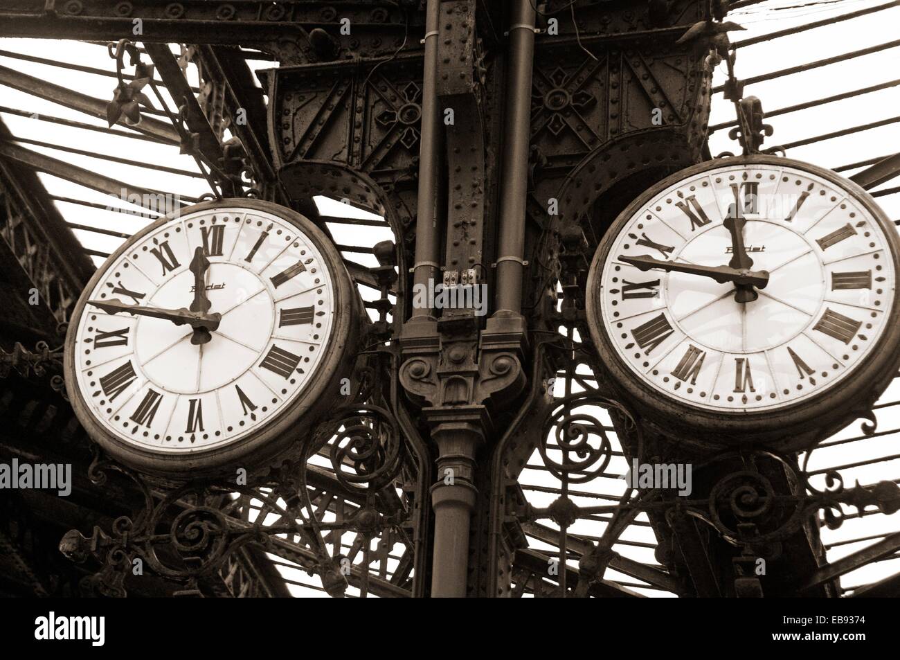 Huge clock in paris hi-res stock photography and images - Alamy