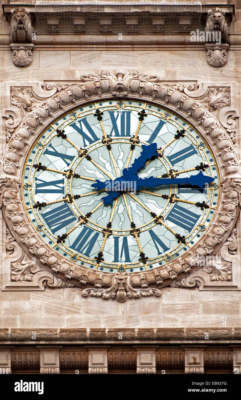 Huge clock in paris hi-res stock photography and images - Alamy