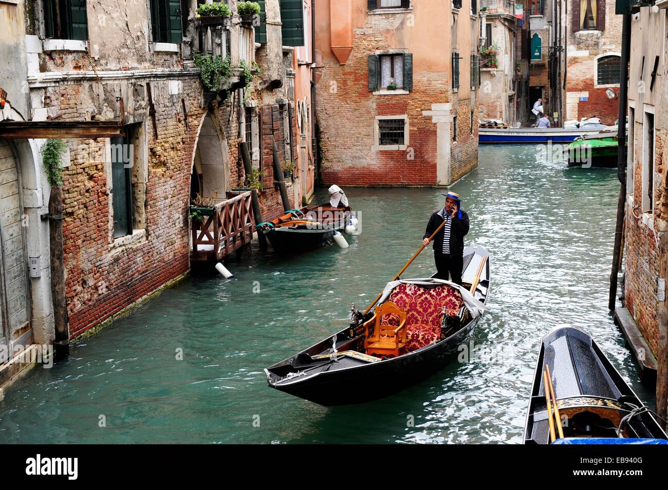 Man rowing gondola hi-res stock photography and images - Alamy