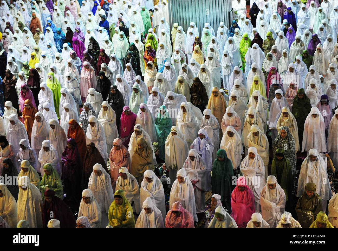 Muslim women mosque prayer hi-res stock photography and images - Alamy