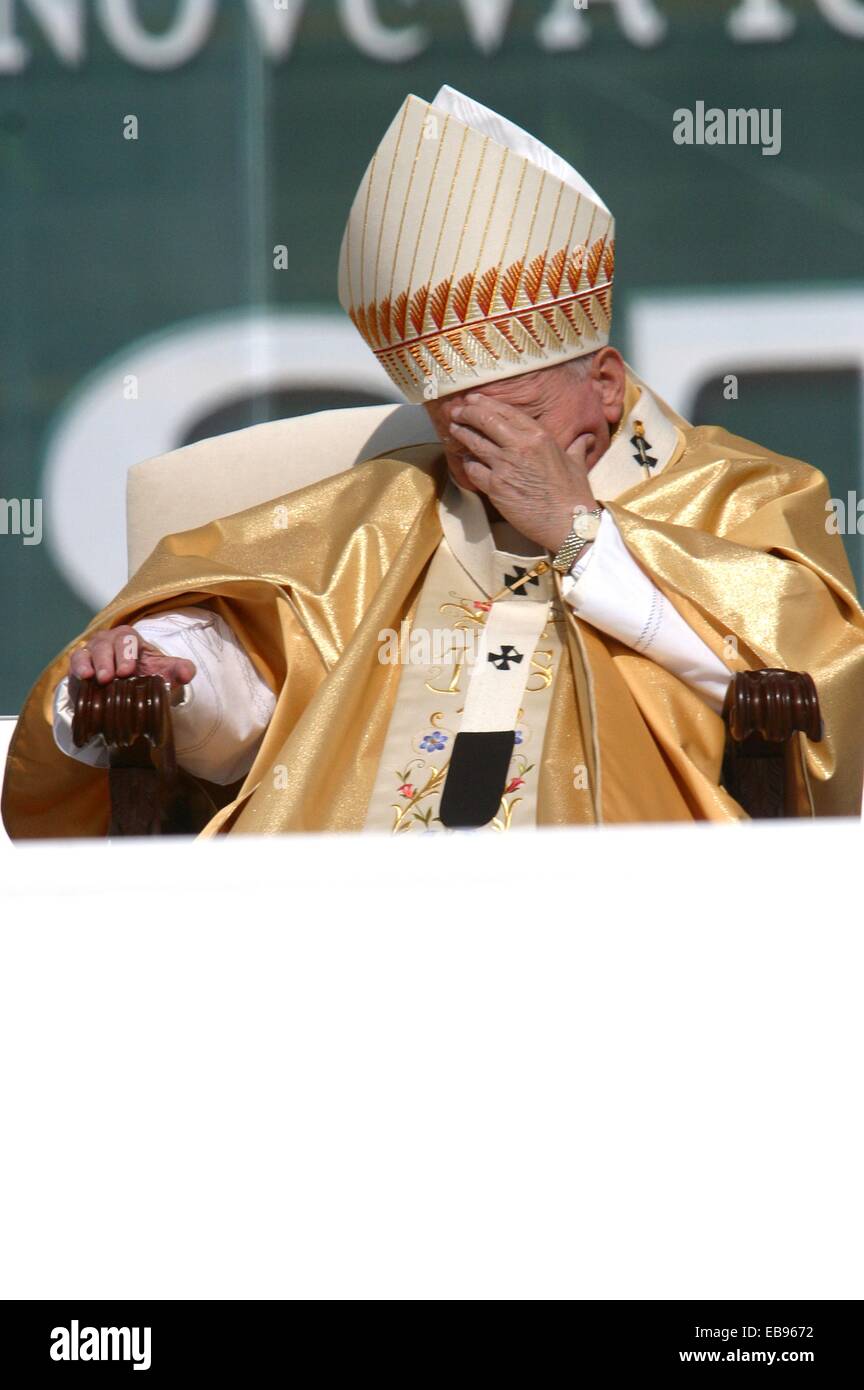 Pope Mitre Stock Photos & Pope Mitre Stock Images - Alamy