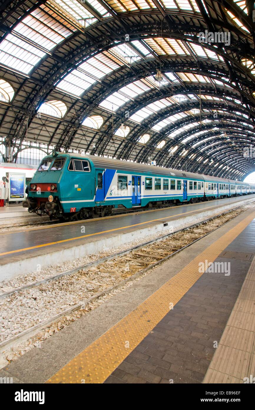 Stazione di milano centrale interior hi-res stock photography and ...