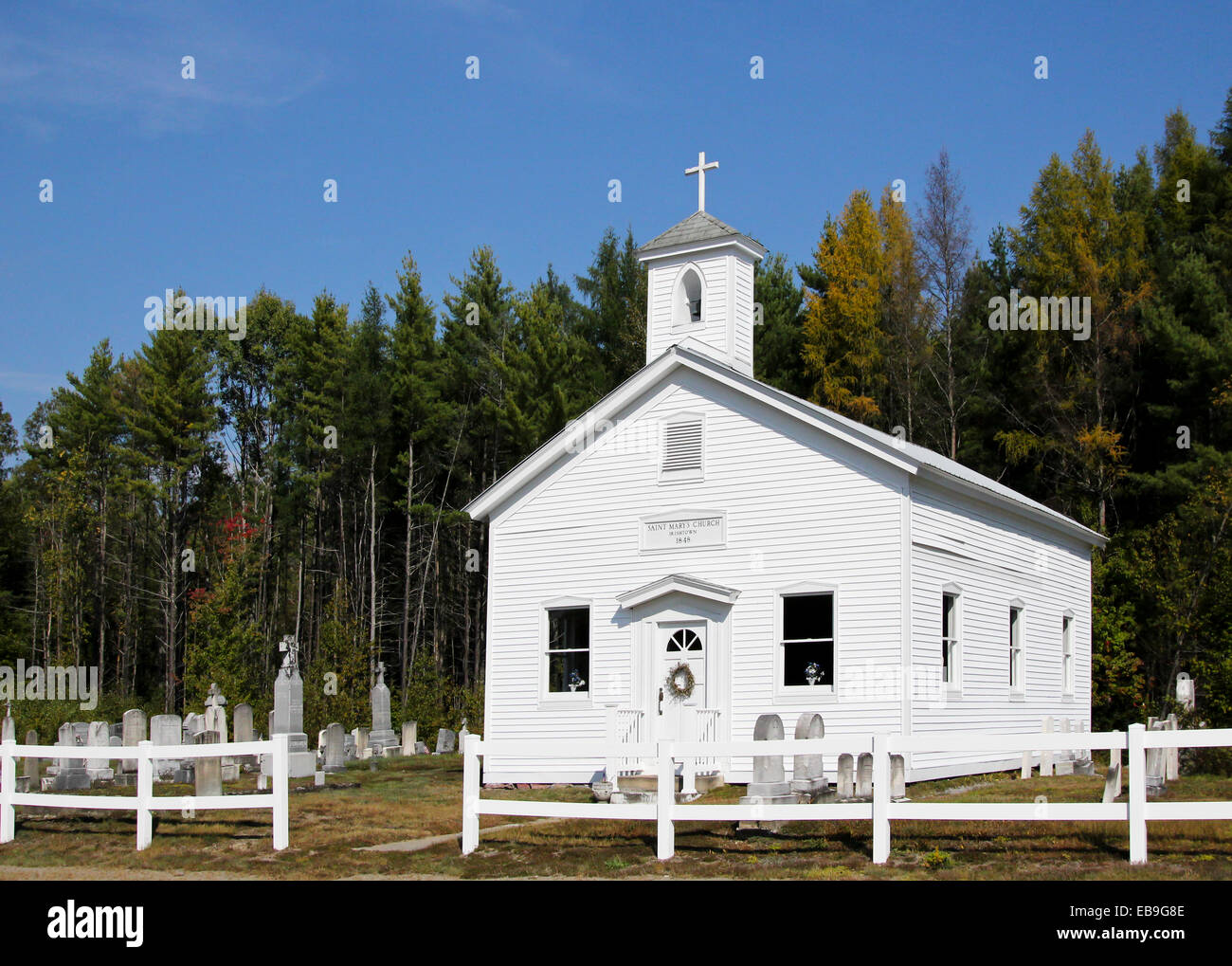 White country church steeple hi-res stock photography and images - Alamy