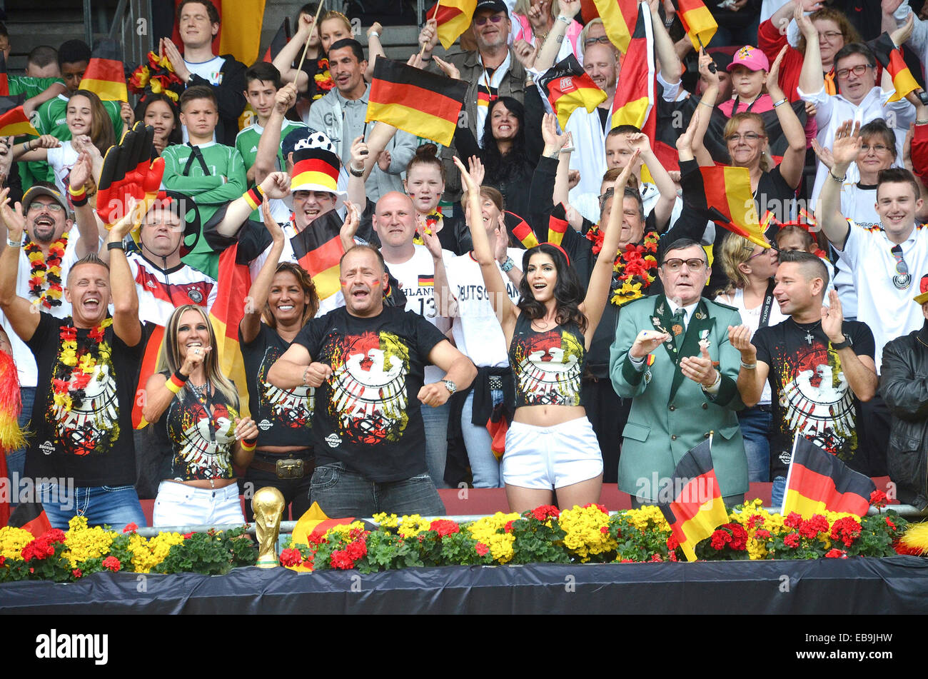 Willi Herren shoots his new video for his World Cup song Da geht er ...