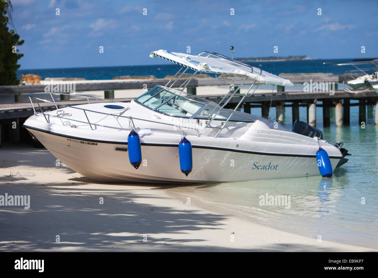 A speedboat beached on a tropical beach Stock Photo - Alamy