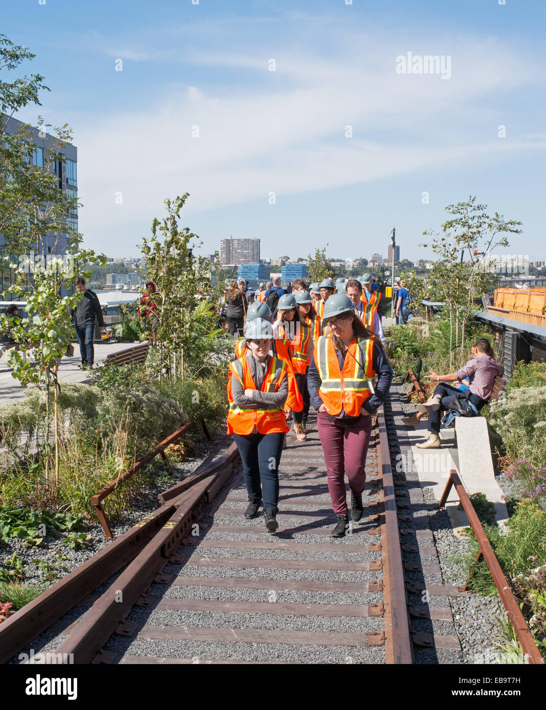 Walking the high line nyc hi-res stock photography and images - Alamy