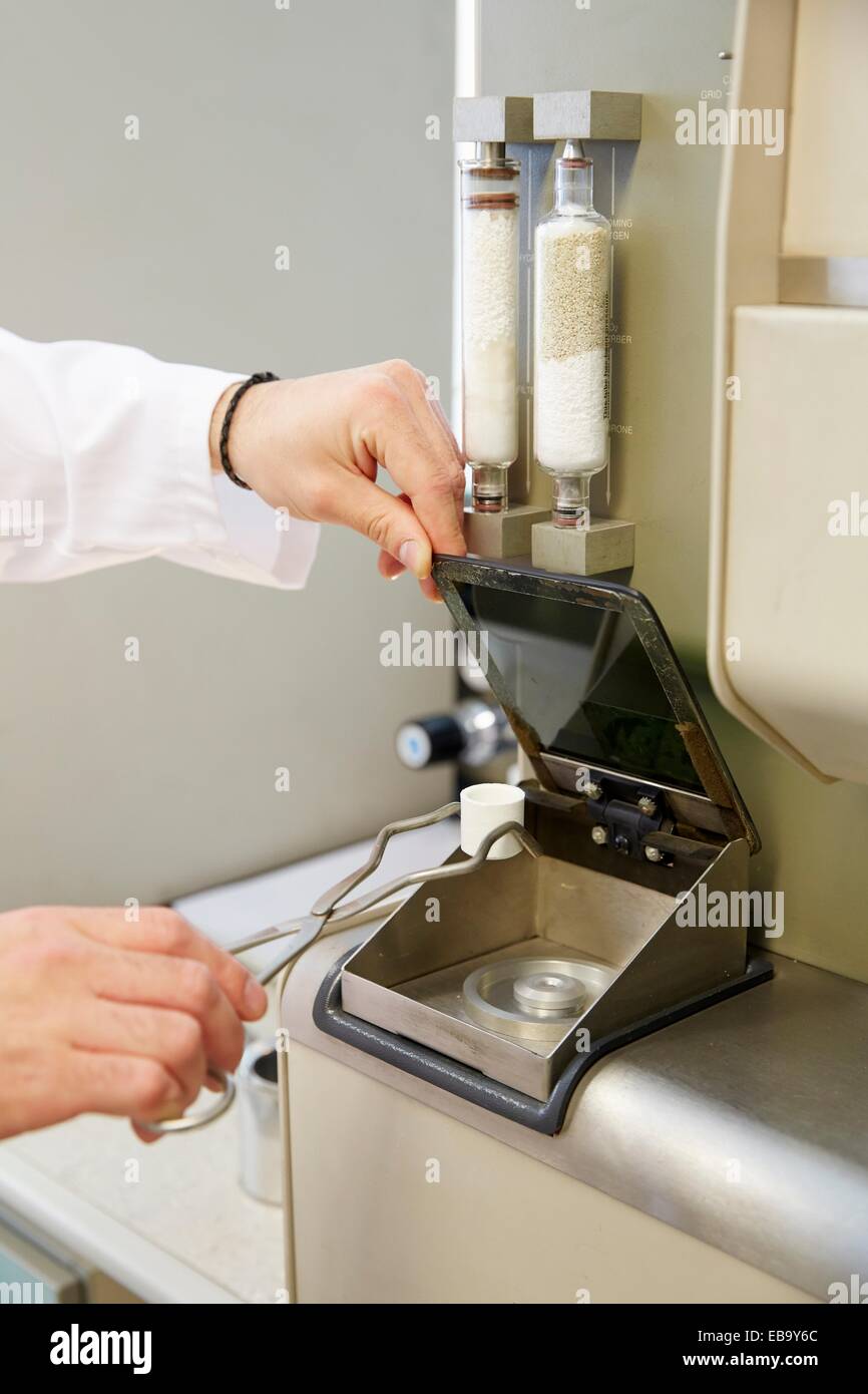 Automatic analyzer of carbon and sulfur. Chemical Analysis Laboratory ...