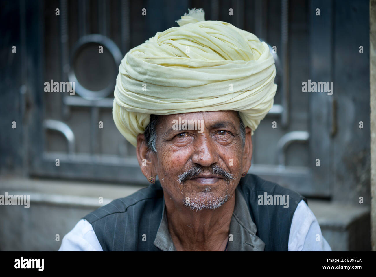 Man wearing traditional turban headgear hi-res stock photography and ...
